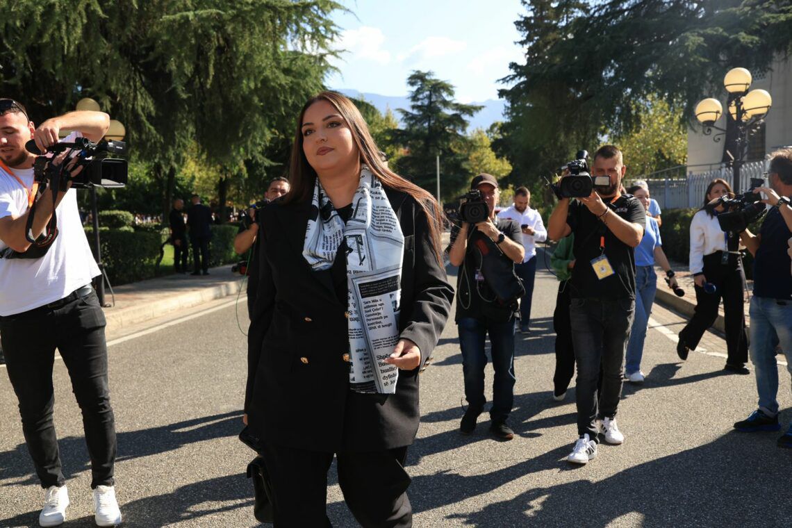 Sara Mila “Princesha E Burgut” I Mbyllet Goja Para Gazetares Ambrozia ...